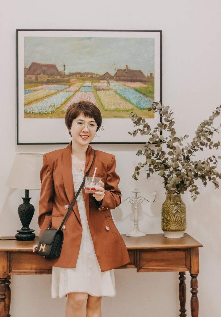 woman, female, antique, fashion, women's fashion, women's clothing, short hair girl, beautiful, portrait, photo portrait, woman portrait, girl portrait, girl photo short hair, short hair, brown shirt, asian girl photo
